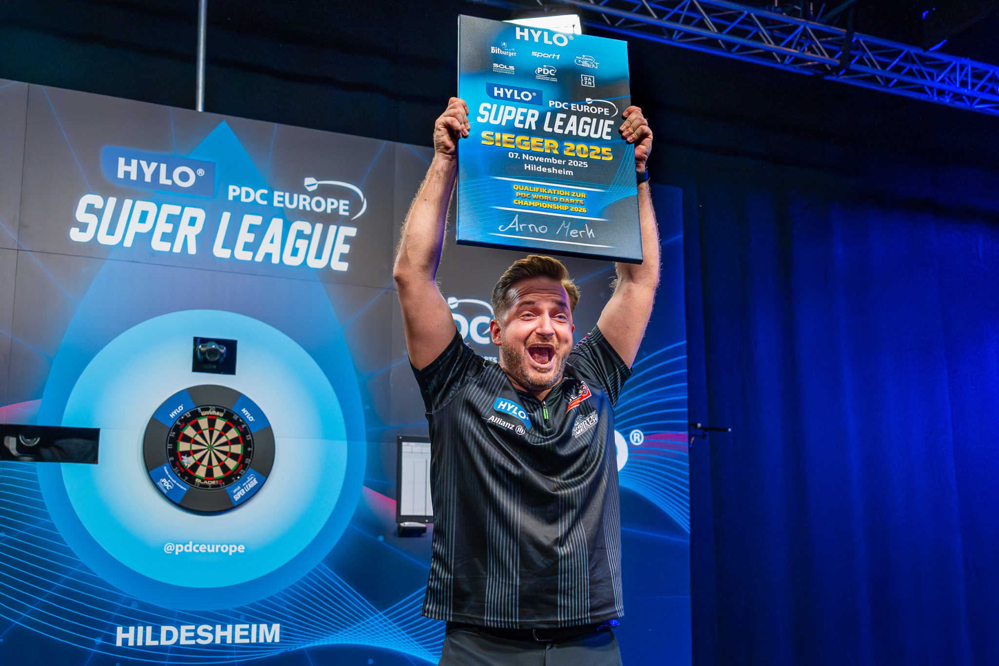 Arno Merk gewinnt die Super League und fährt zur Darts-WM 2026